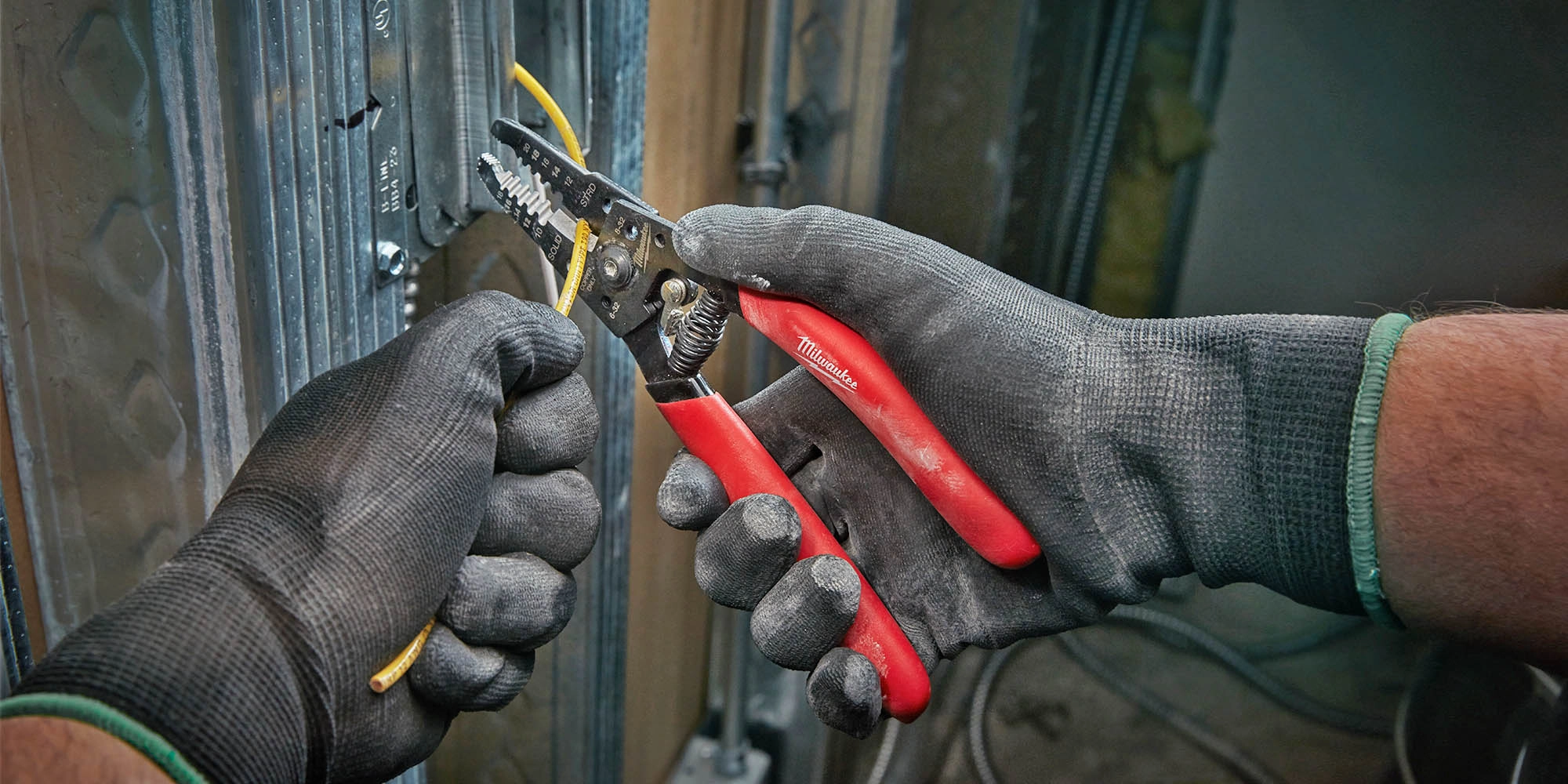 Combo, Solid, Stranded, and Non-Metallic Wire Strippers | Milwaukee Tool